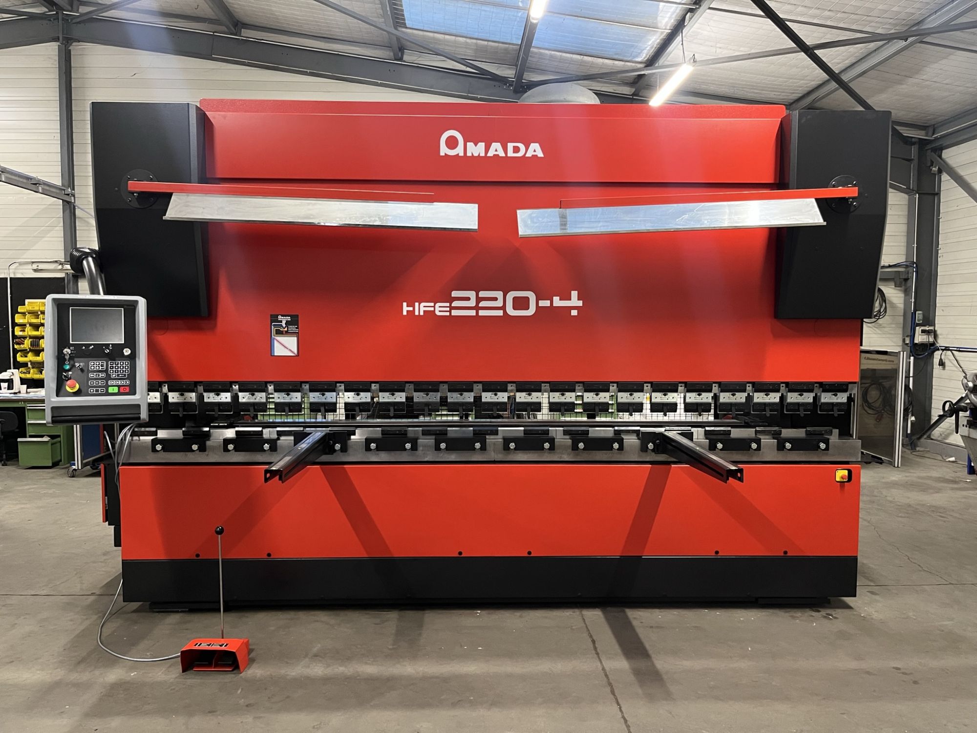 Presse plieuse AMADA 4000 x 220T | Supérieures à 200T